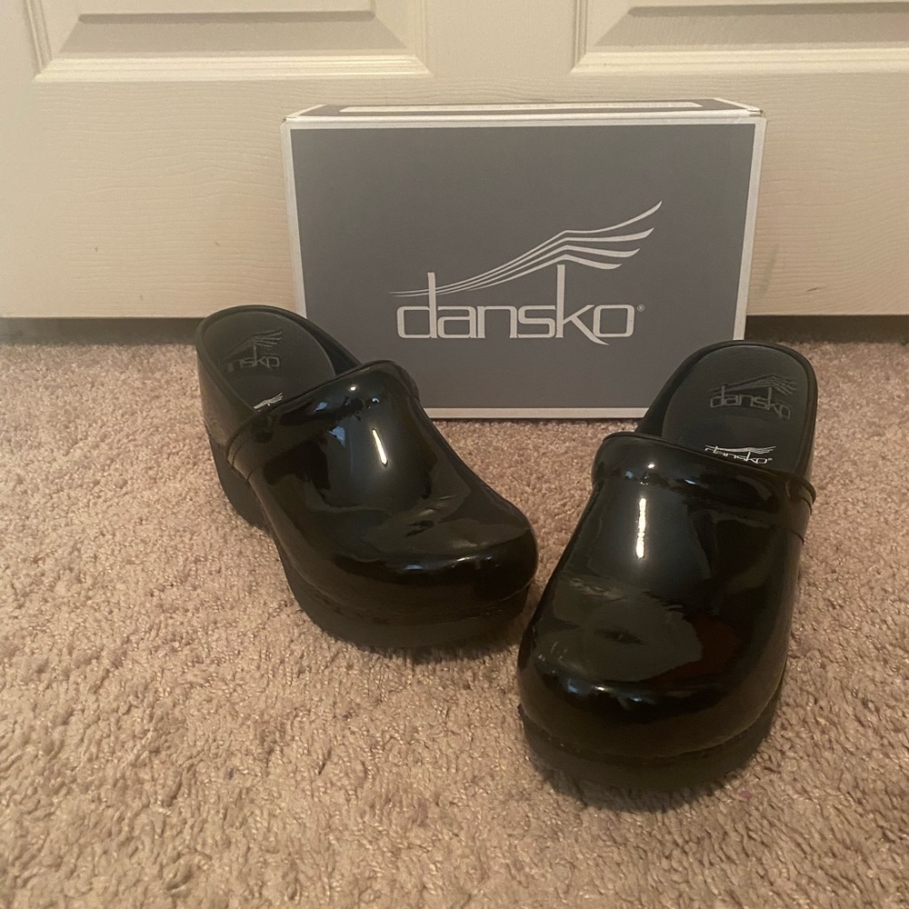 Dansko Nursing Shoe (Black Patent Leather) - Gem